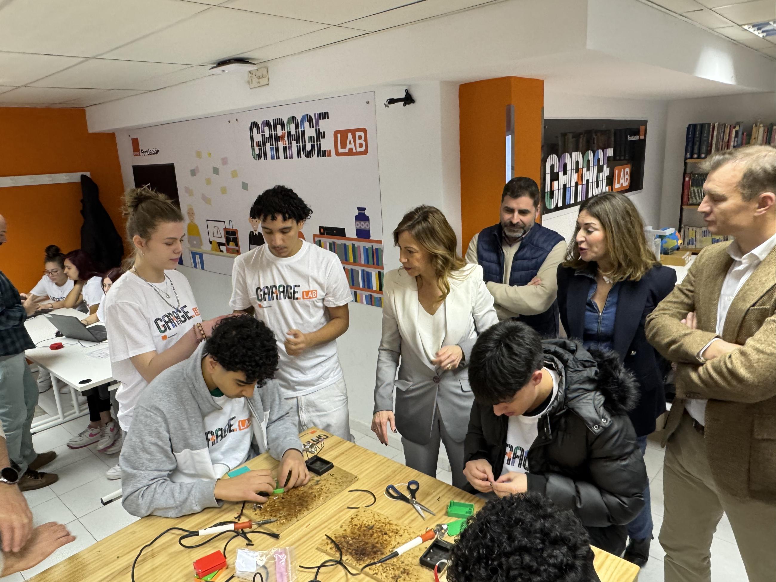 La alcaldesa de Zaragoza visita el GarageLab del Centro Sociolaboral ...